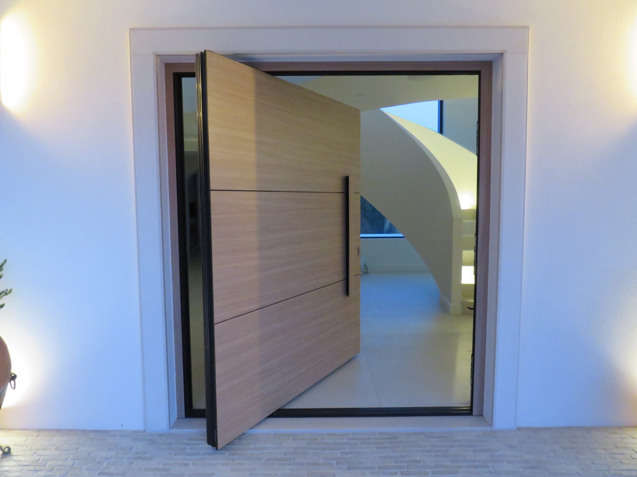 MAPP – A excelência da Porta Principal | Portas Pivotantes, Batentes Vidro